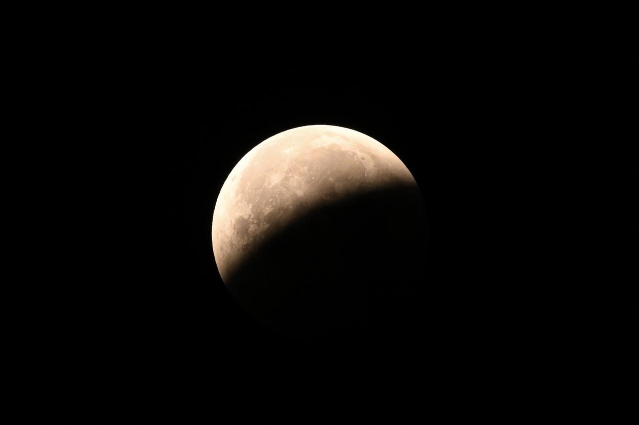 Eclipse lunar total: confira imagens da Lua de Sangue ao redor do mundo